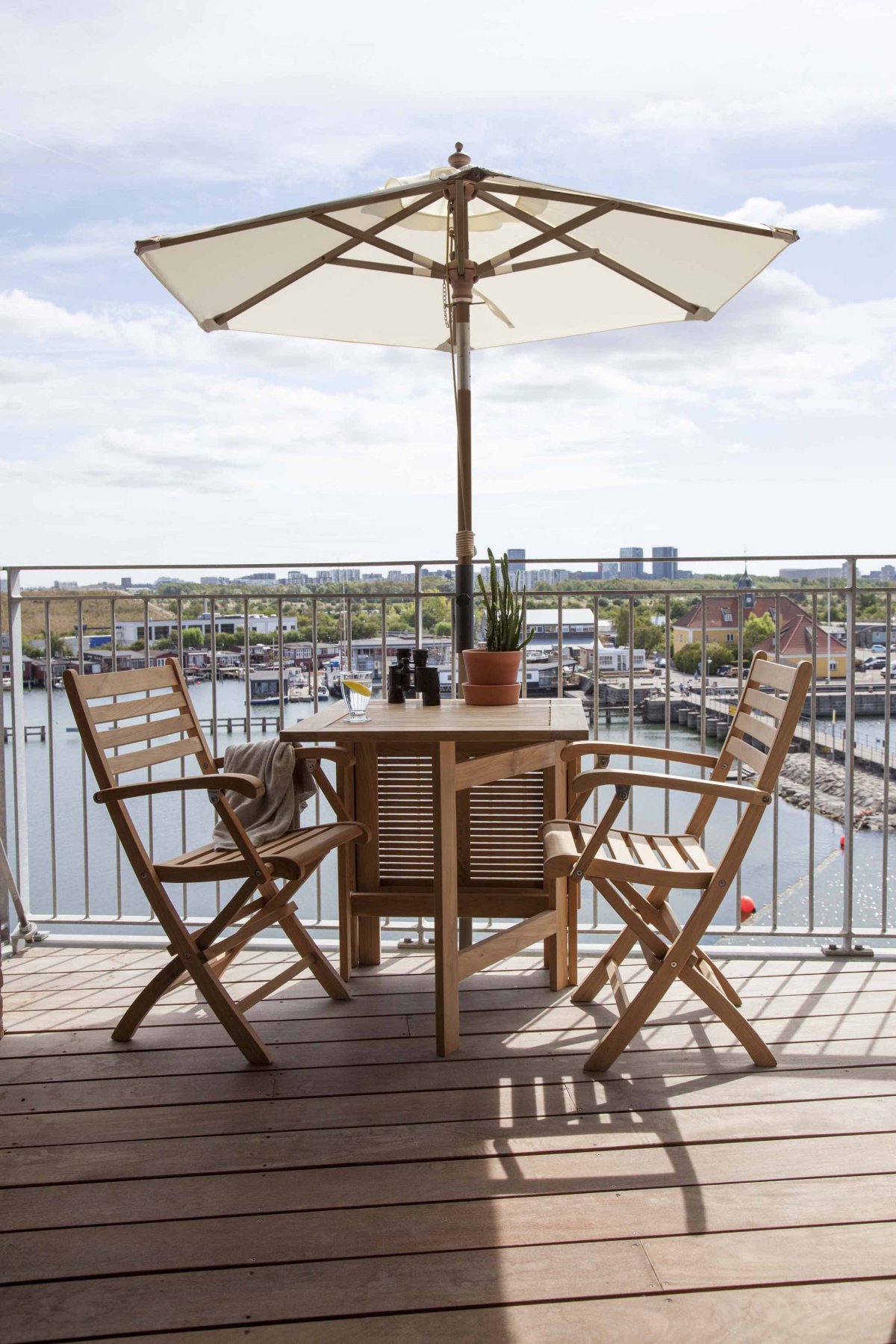 Luksus altan parasol - teak stok. Se parasollen her!